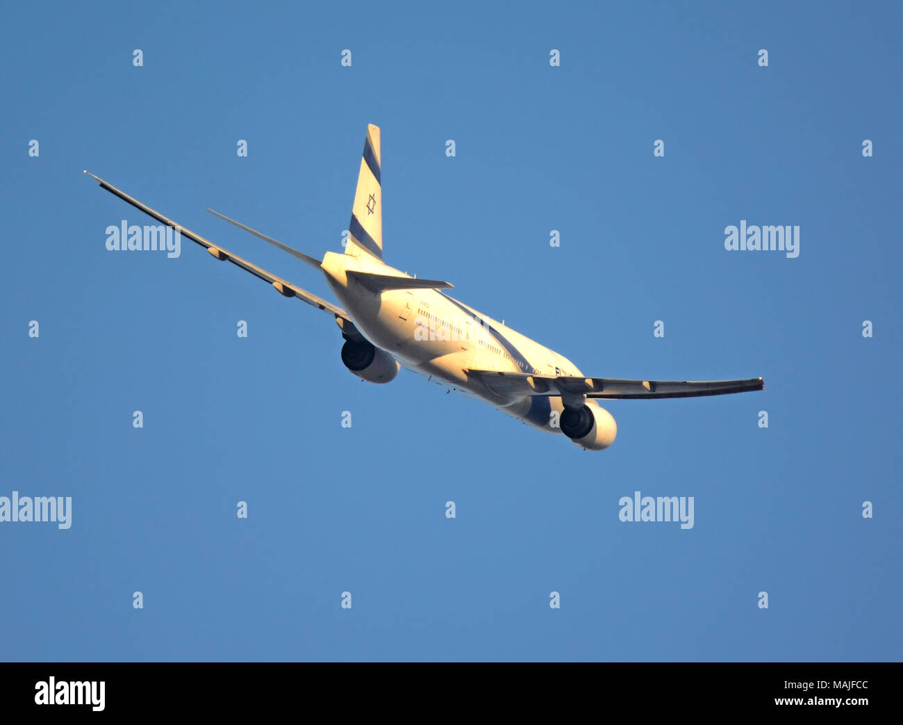 Fly low hi-res stock photography and images - Alamy