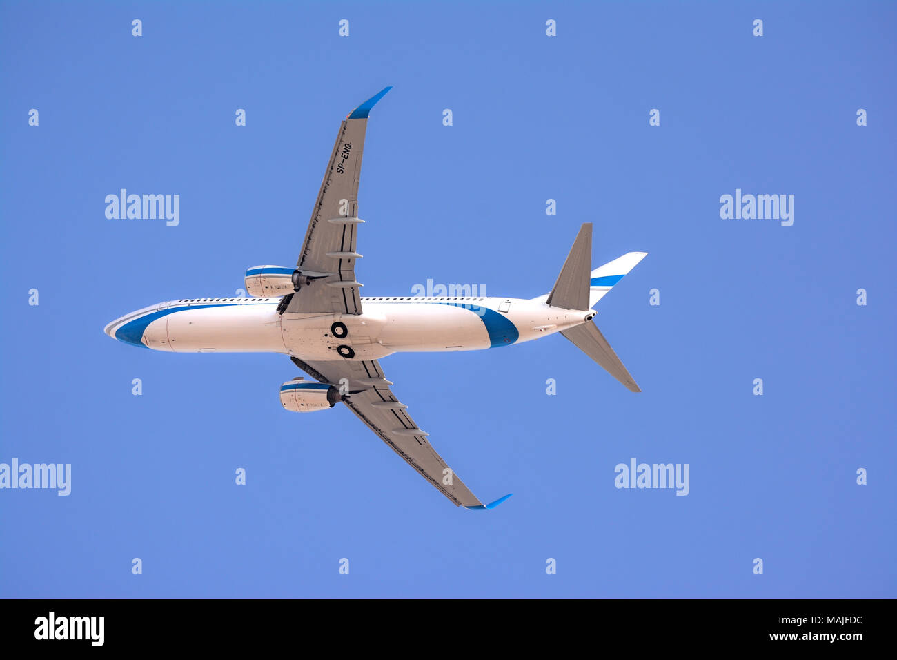 Fly low hi-res stock photography and images - Alamy