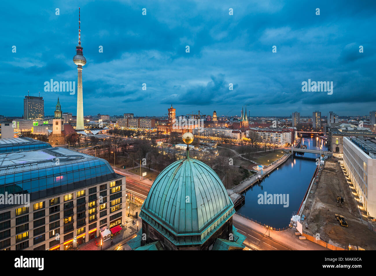 Berlin city night germany hi-res stock photography and images - Alamy