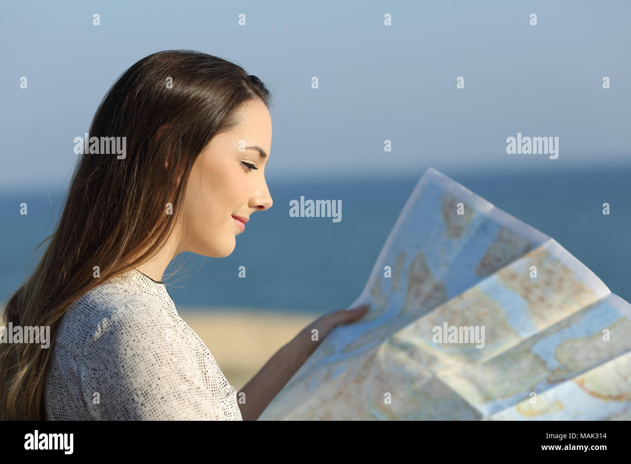 Lady reading a map hi-res stock photography and images - Alamy