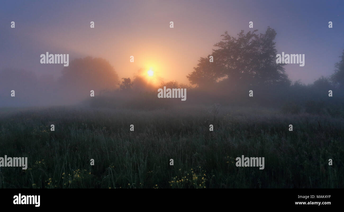 Rising sun in background hi-res stock photography and images - Alamy