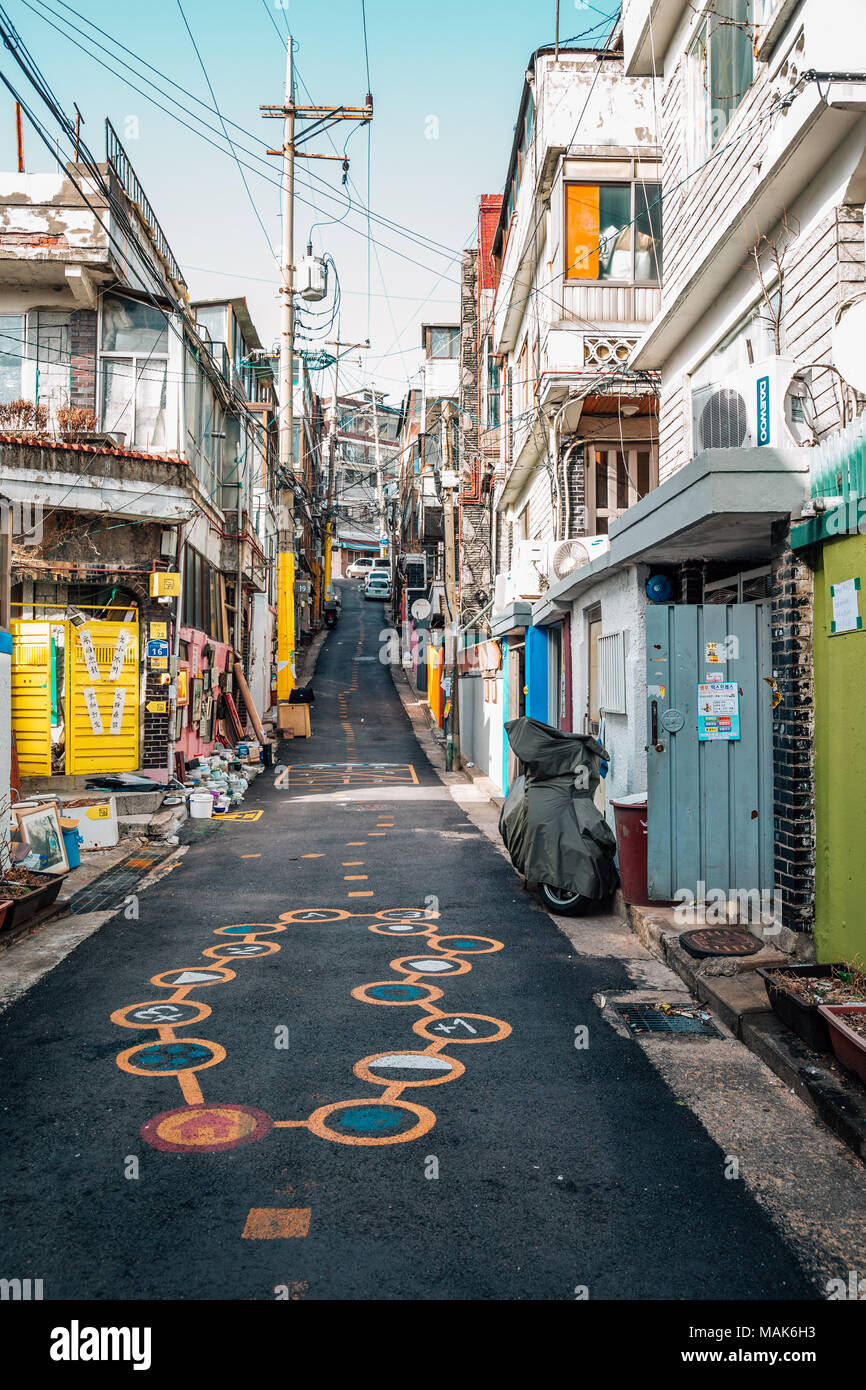 Korean street hi-res stock photography and images - Alamy