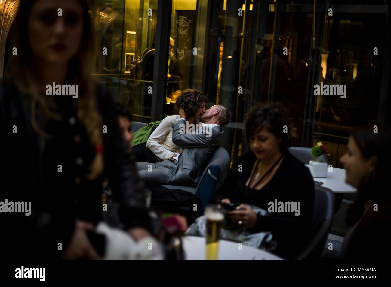 A couple share a kiss in Berlin, Germany Stock Photo - Alamy