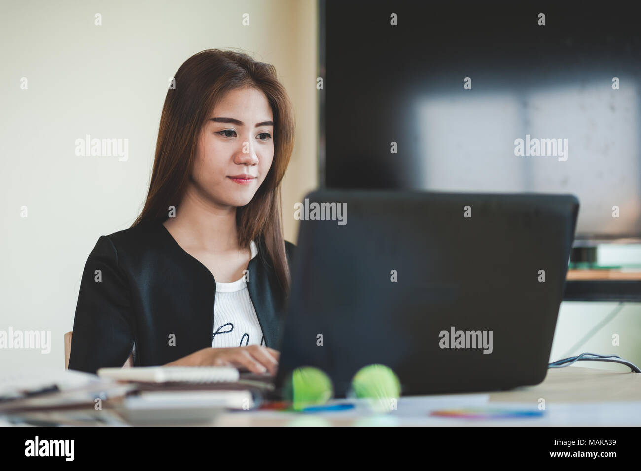 Asian working women hi-res stock photography and images - Alamy