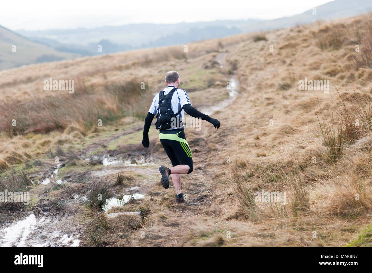Man athlete running muddy hi-res stock photography and images - Alamy