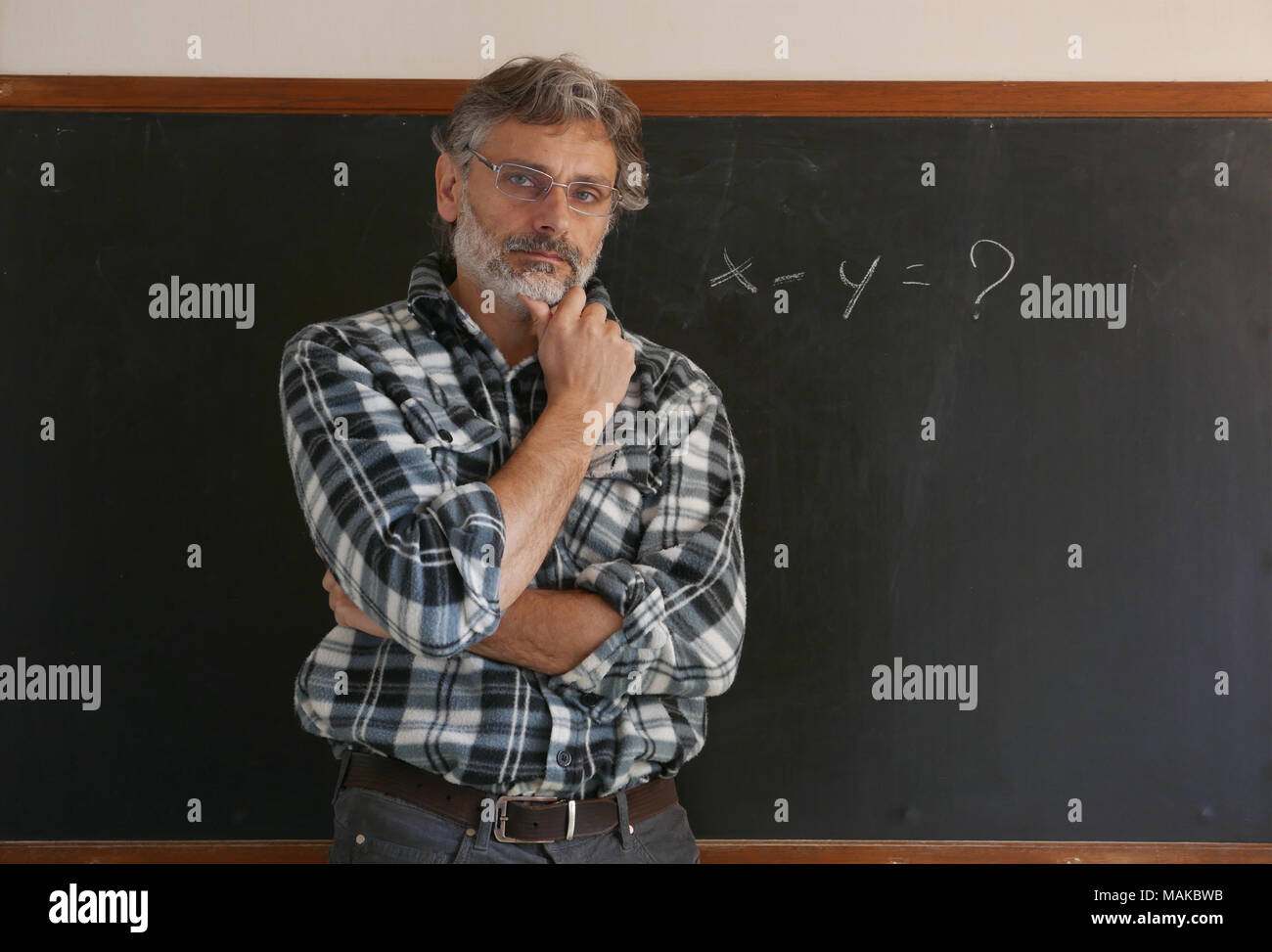 Teacher in the classroom problem on the blackboard Stock Photo - Alamy
