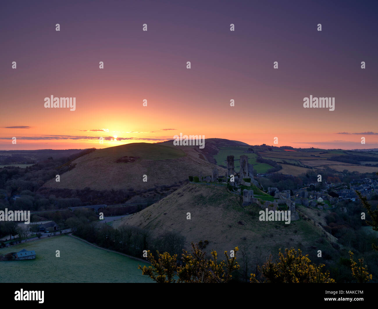 Spring sunrise over Corfe Castle, Purbeck, Dorset, UK Stock Photo - Alamy