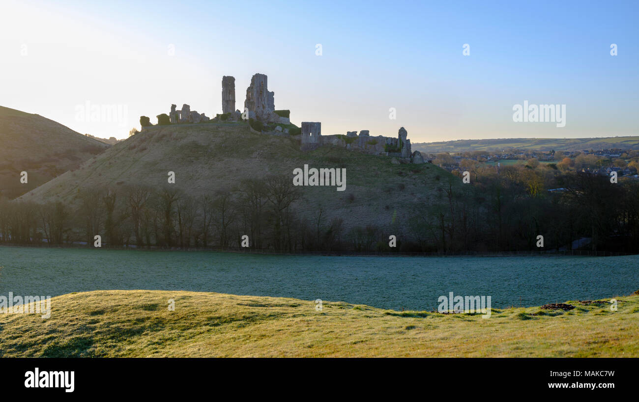 Spring sunrise over Corfe Castle, Purbeck, Dorset, UK Stock Photo - Alamy