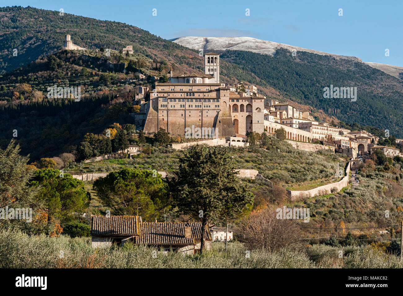 Beautiful view of the ancient and impressive medieval town of Assisi ...