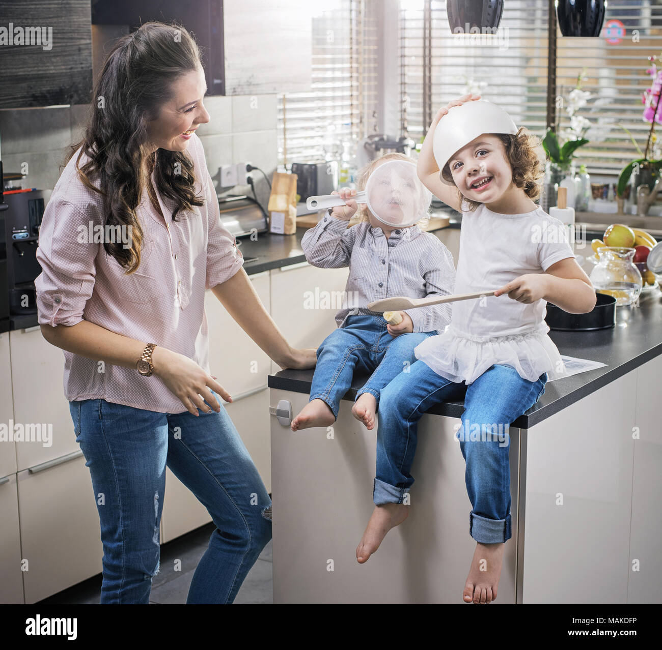 Children watching the oven hi-res stock photography and images - Alamy