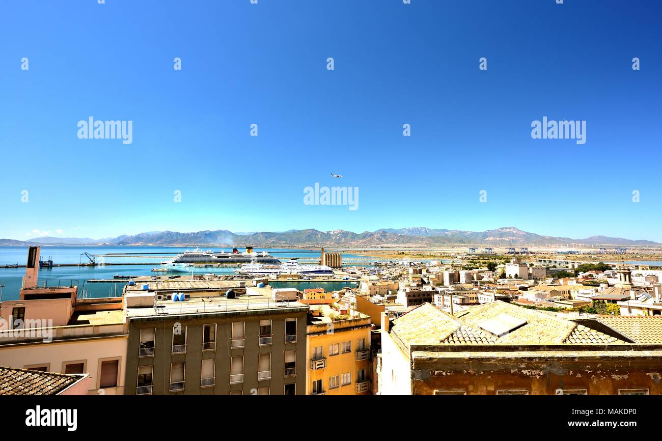 Quayside castle ships hi-res stock photography and images - Alamy