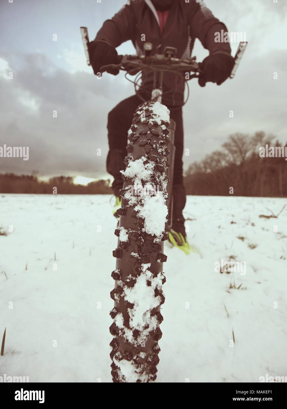 Cyclist man with winter bike stays in snow. Winter extreme sport ...