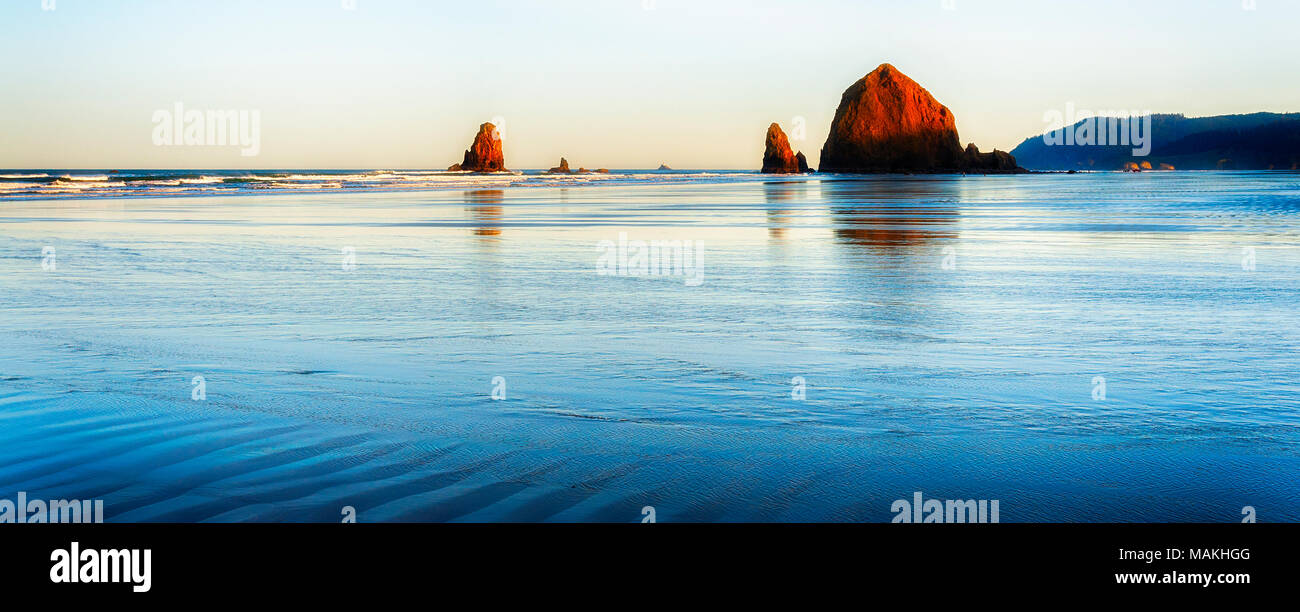 Two rocks beach hi-res stock photography and images - Alamy