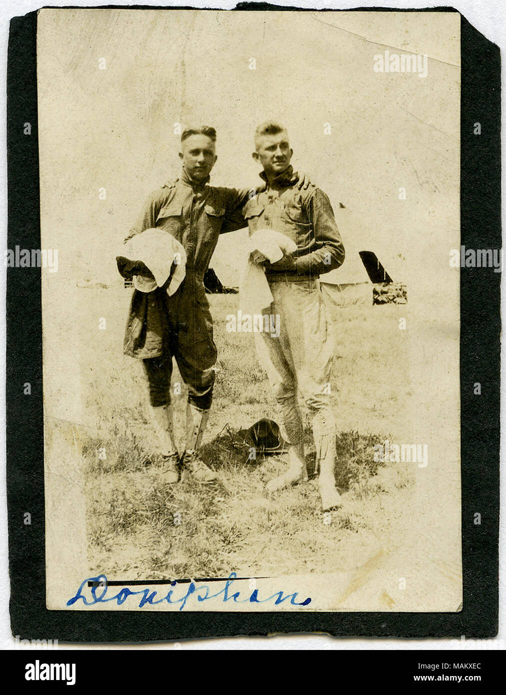 Soldiers standing together hi-res stock photography and images - Alamy