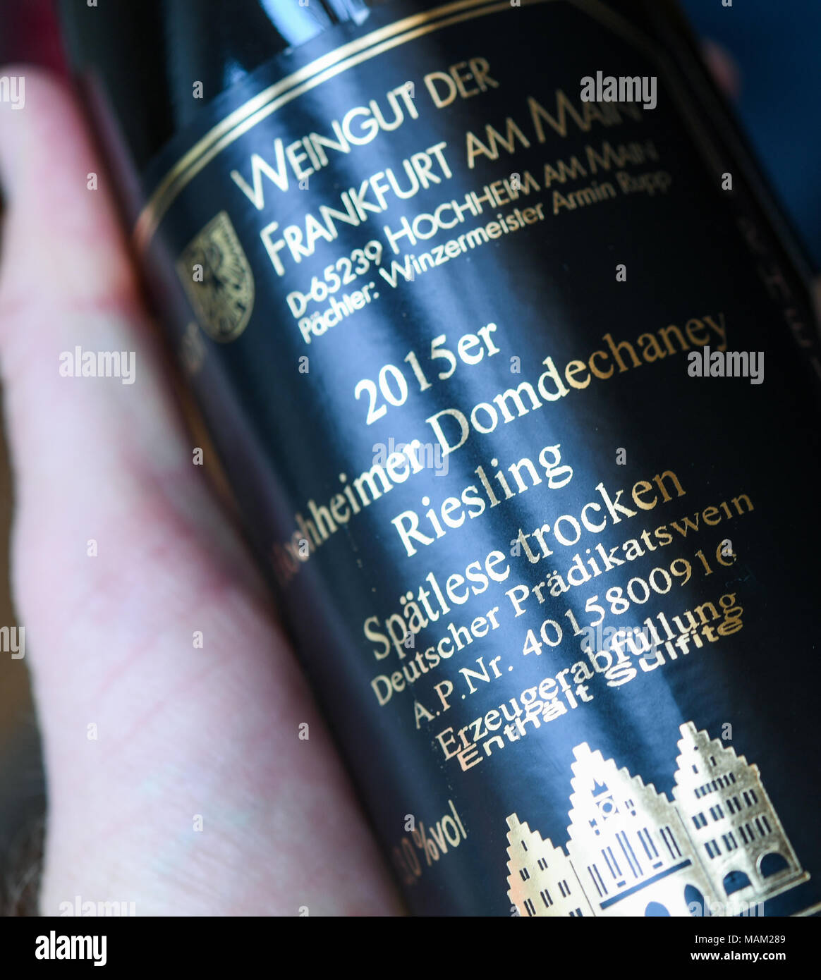 30 March 2018, Germany, Frankfurt/Main: The wine label of a 2015 ...
