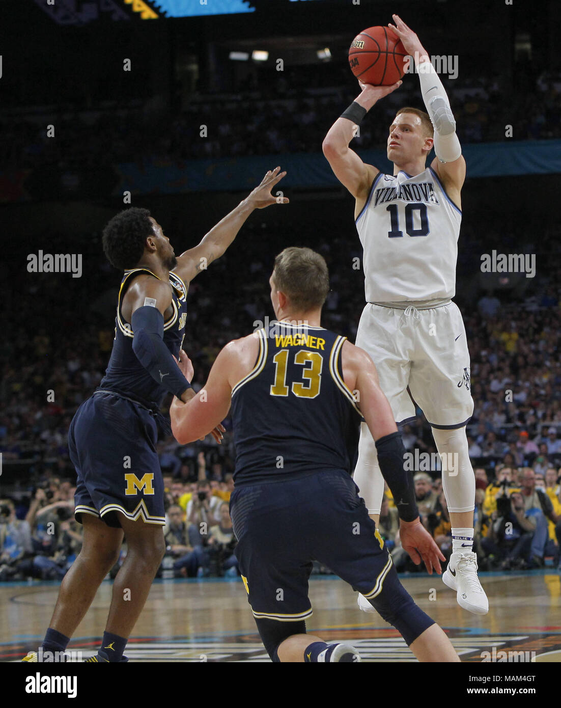 San Antonio, USA. 2nd Apr, 2018. Donte DiVincenzo (R) of Villanova ...
