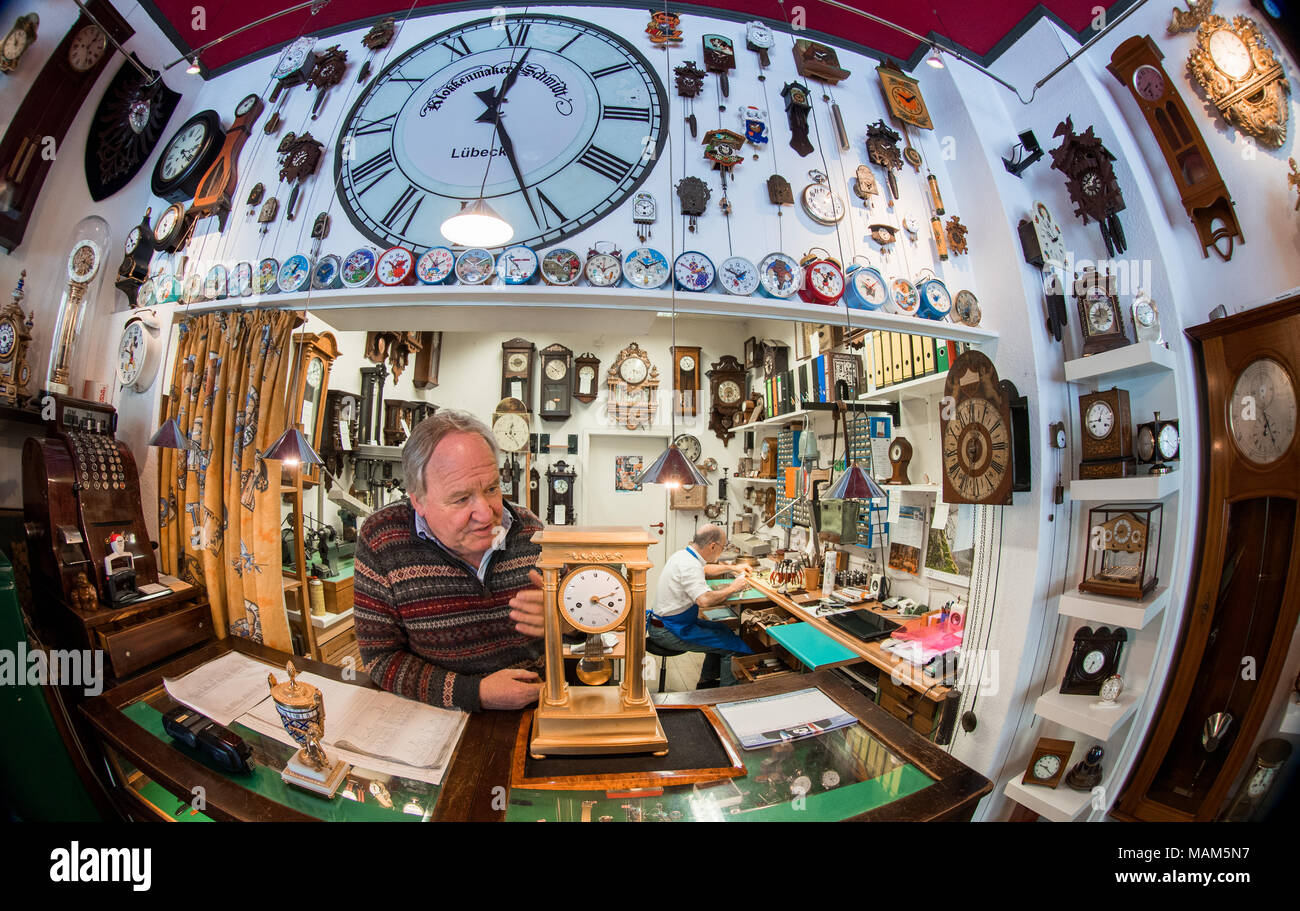 26 February 2018, Germany, Luebeck: A fire-gilded mantel clock from ...