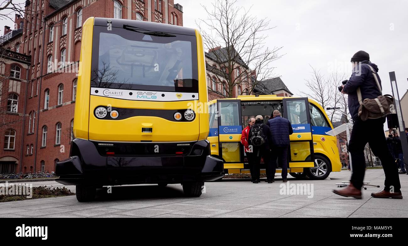 26 March 2018, Germany, Berlin: Passenger service with driverless mini ...