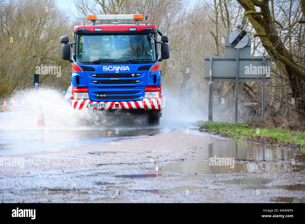 Cambridge, UK. 3rd Apr, 2018. UK Weather: Earith bridge end - A lorry ...