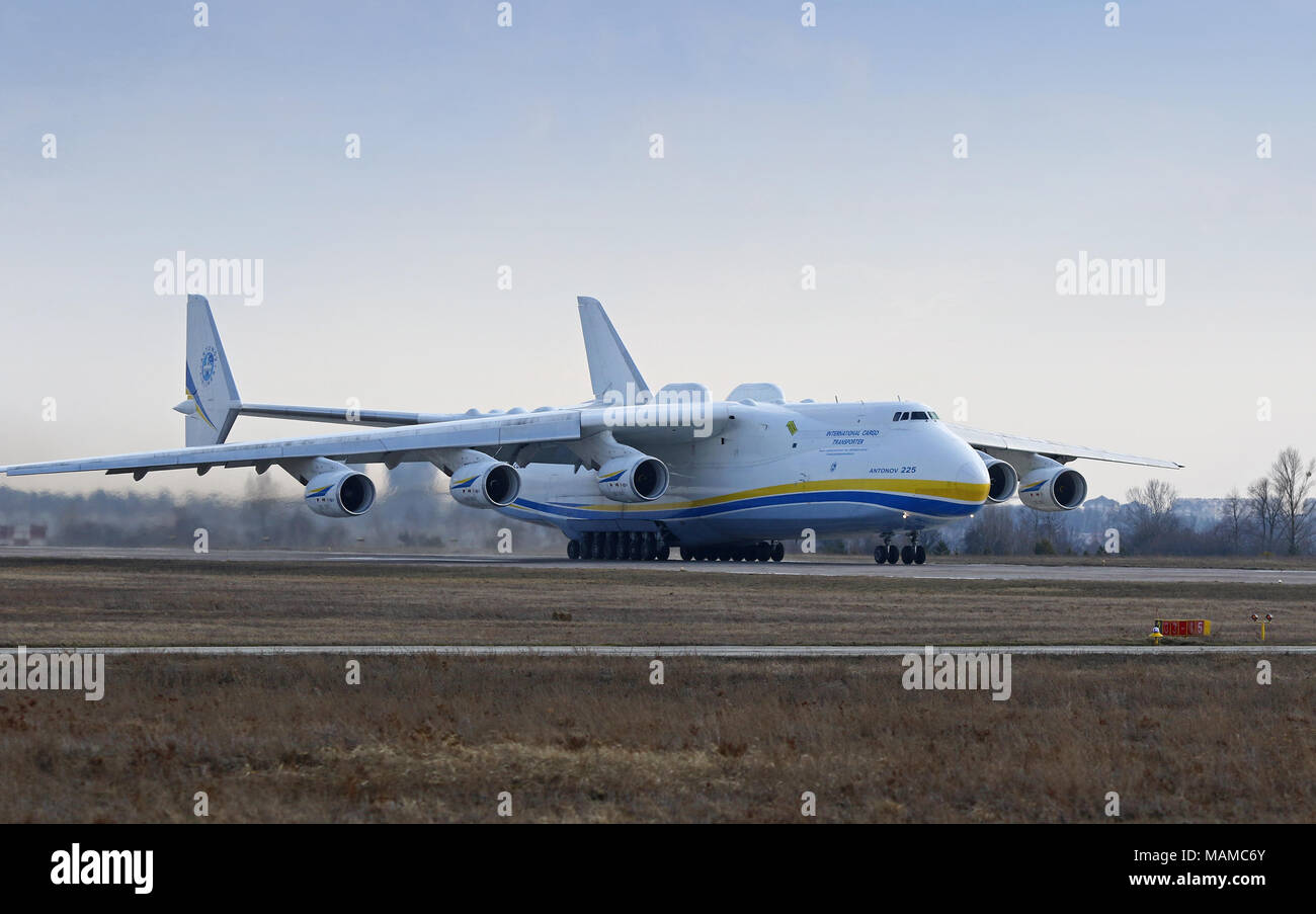 Largest ukrainian transport plane hi-res stock photography and images ...