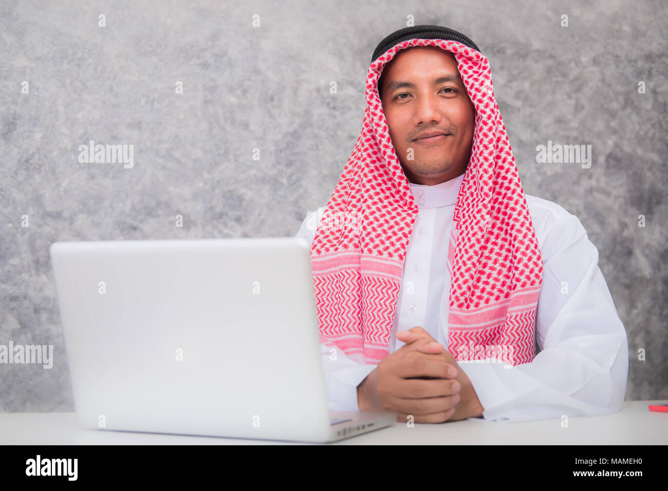 Arabic man desk hi-res stock photography and images - Alamy