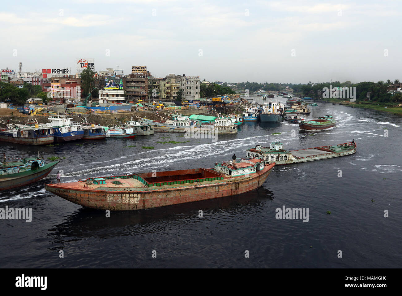DHAKA-2018. Boats on the polluted turag River in Dhaka Stock Photo - Alamy