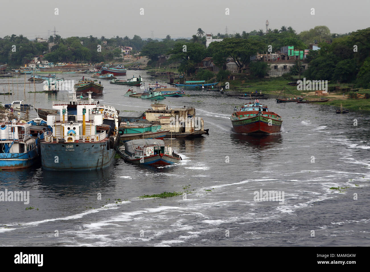 DHAKA-2018. Boats on the polluted turag River in Dhaka Stock Photo - Alamy