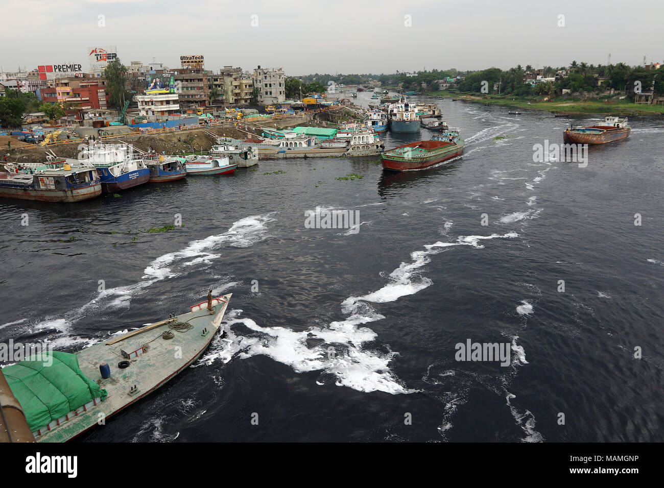 DHAKA-2018. Boats on the polluted turag River in Dhaka Stock Photo - Alamy