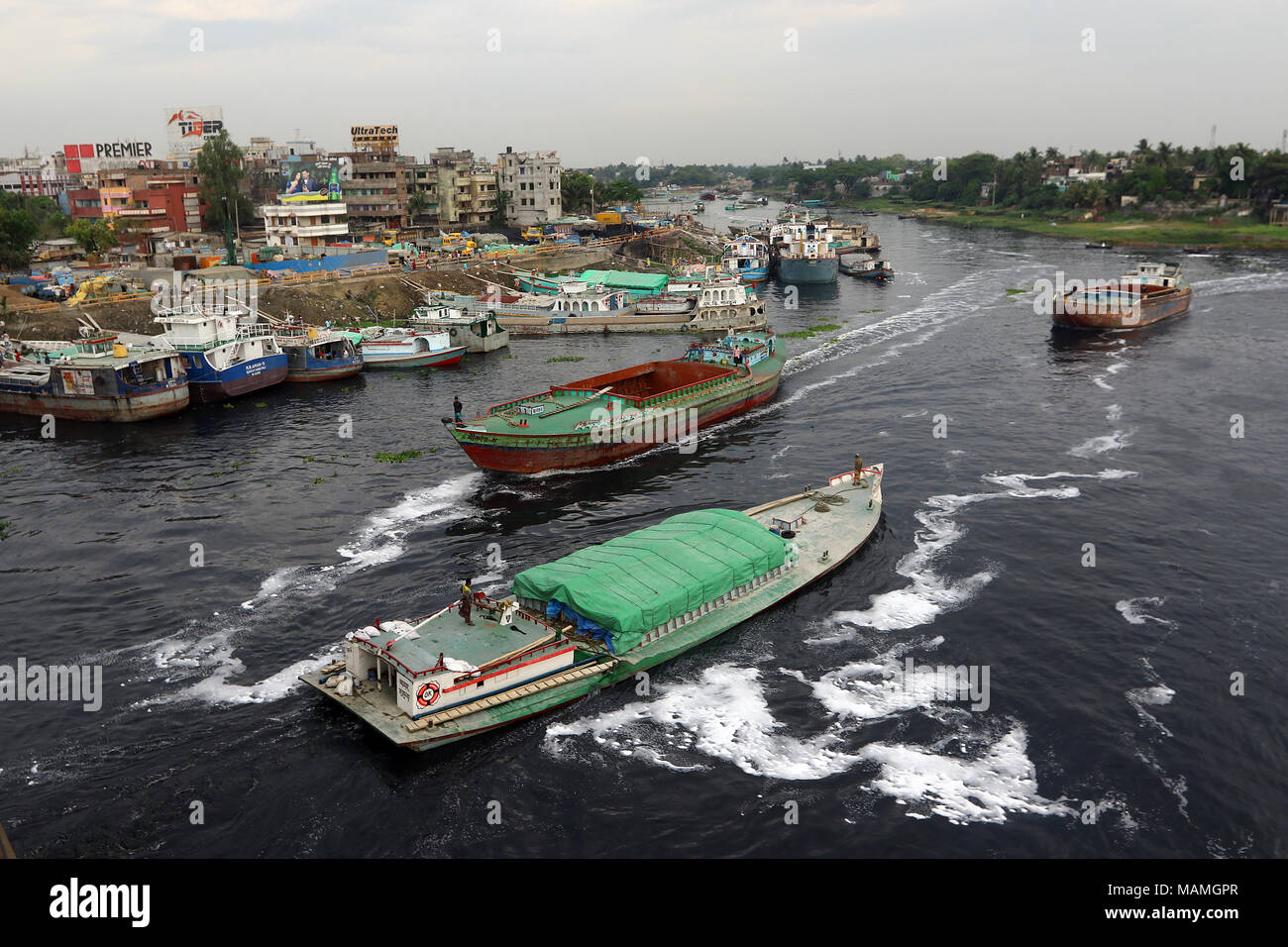 DHAKA-2018. Boats on the polluted turag River in Dhaka Stock Photo - Alamy