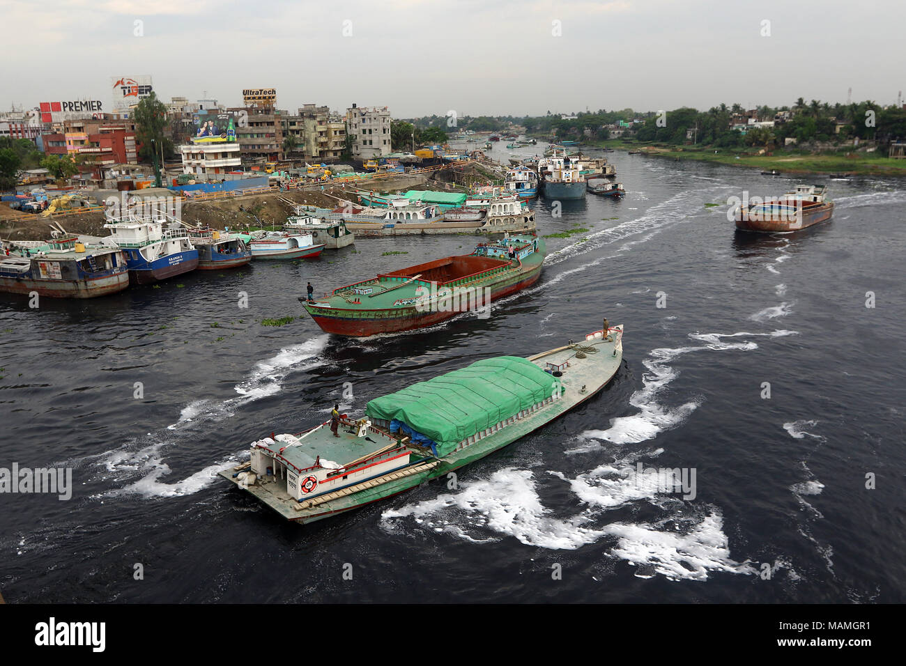 DHAKA-2018. Boats on the polluted turag River in Dhaka Stock Photo - Alamy