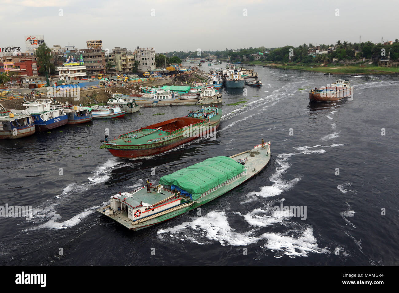 DHAKA-2018. Boats on the polluted turag River in Dhaka Stock Photo - Alamy