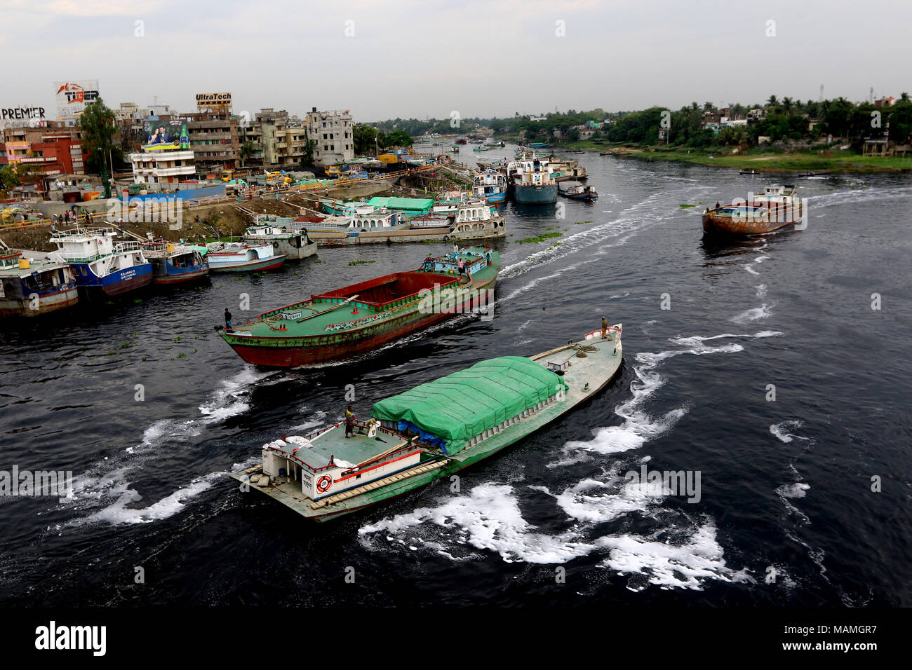 DHAKA-2018. Boats on the polluted turag River in Dhaka Stock Photo - Alamy