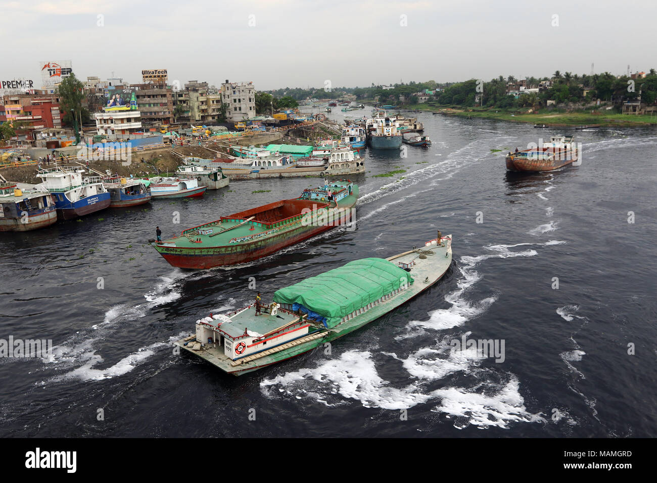 DHAKA-2018. Boats on the polluted turag River in Dhaka Stock Photo - Alamy