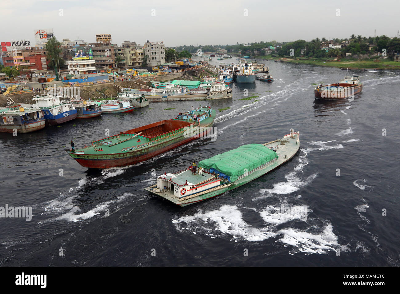 DHAKA-2018. Boats on the polluted turag River in Dhaka Stock Photo - Alamy