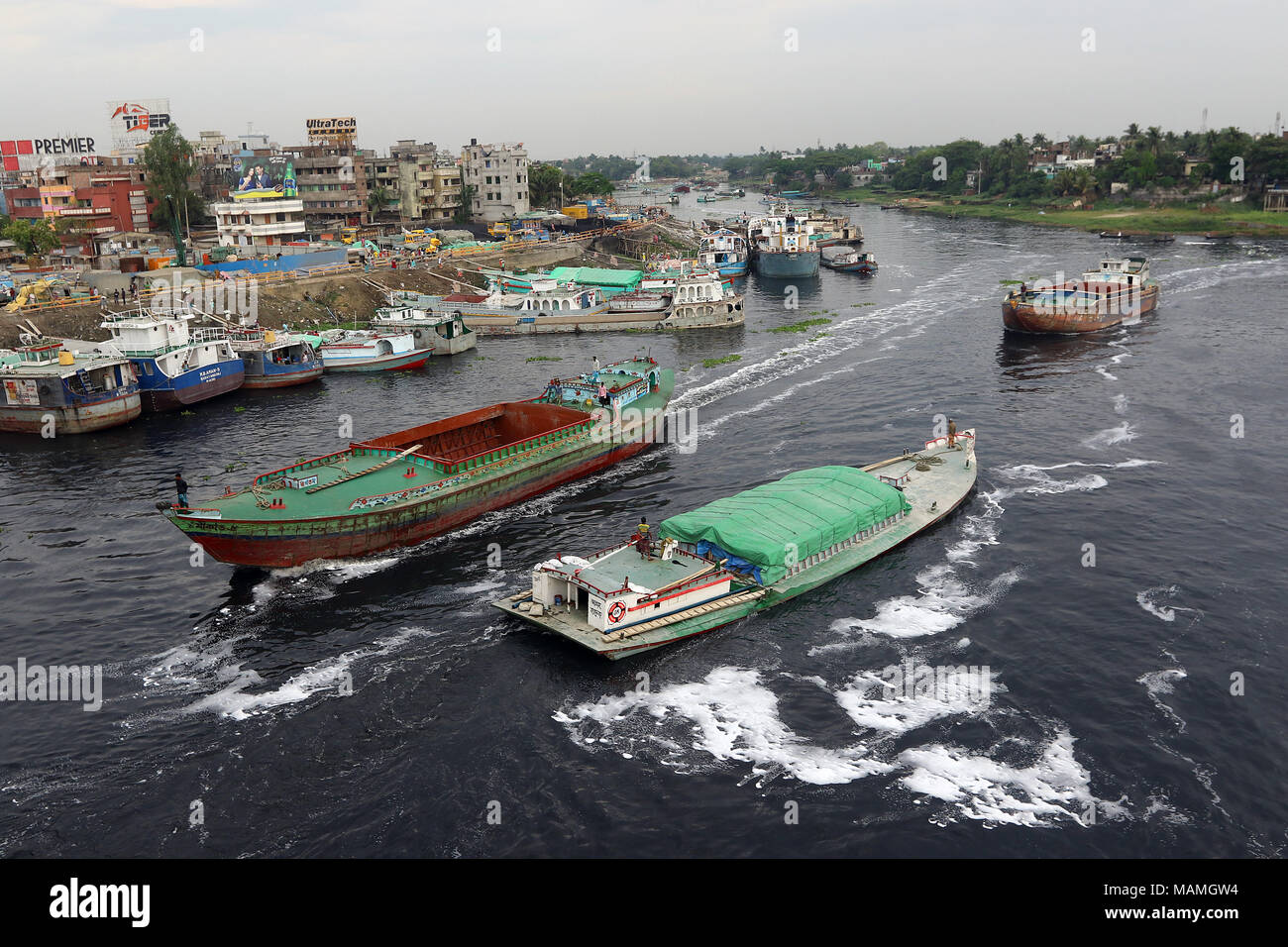 DHAKA-2018. Boats on the polluted turag River in Dhaka Stock Photo - Alamy