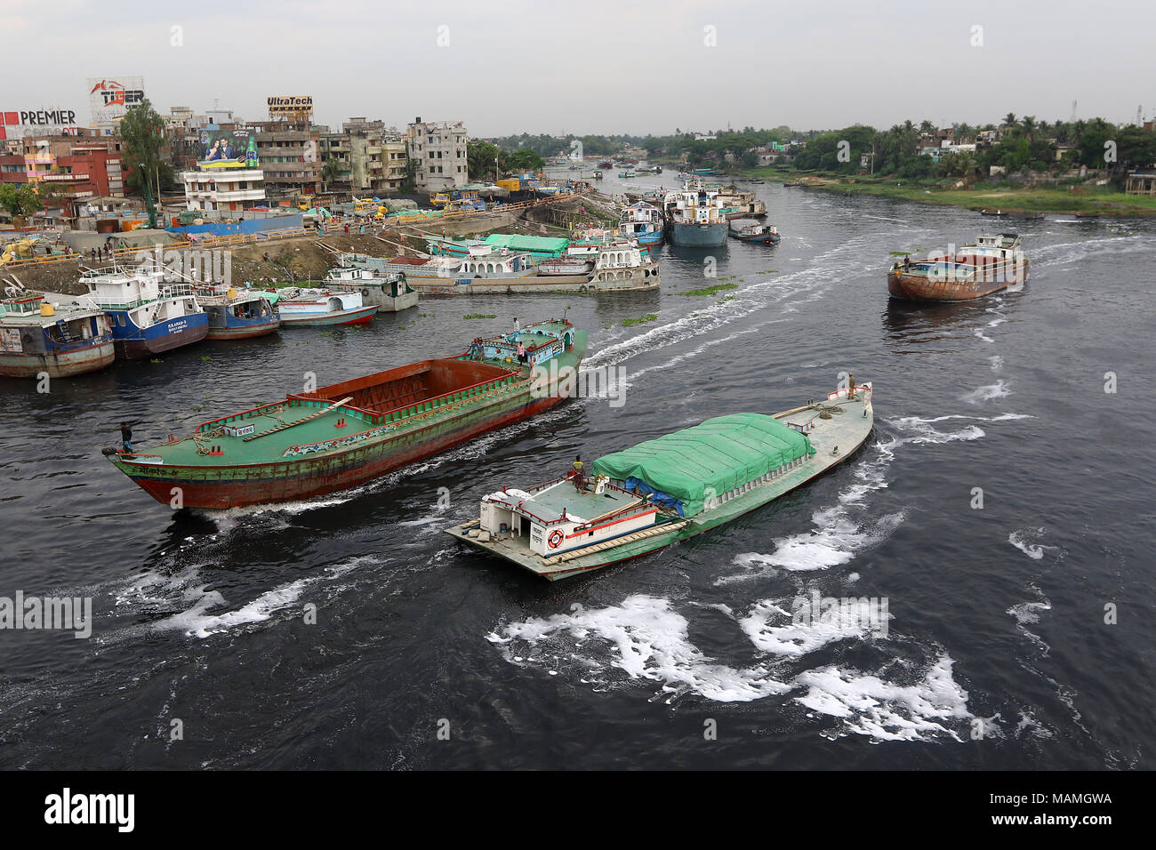 DHAKA-2018. Boats on the polluted turag River in Dhaka Stock Photo - Alamy