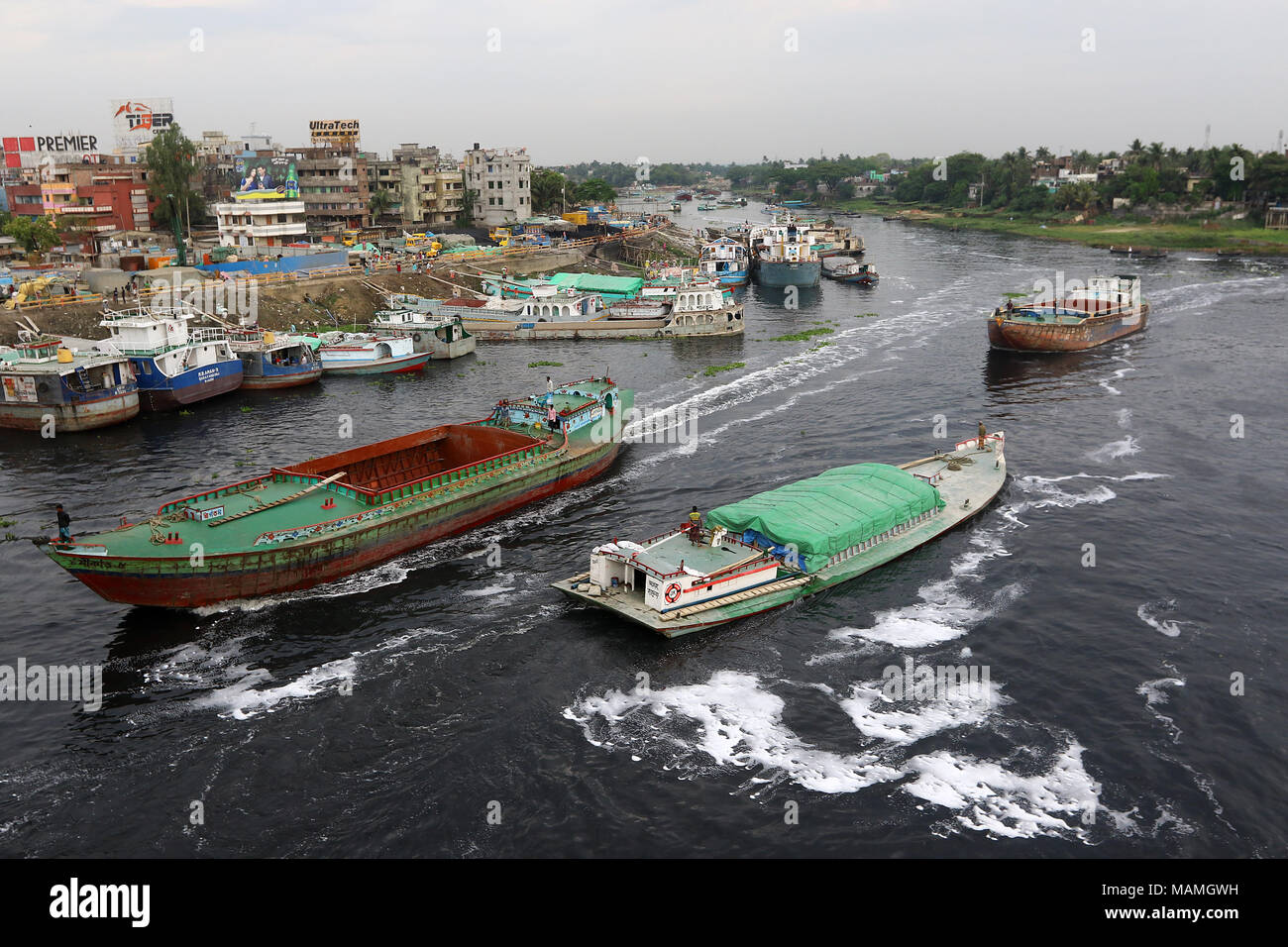 DHAKA-2018. Boats on the polluted turag River in Dhaka Stock Photo - Alamy