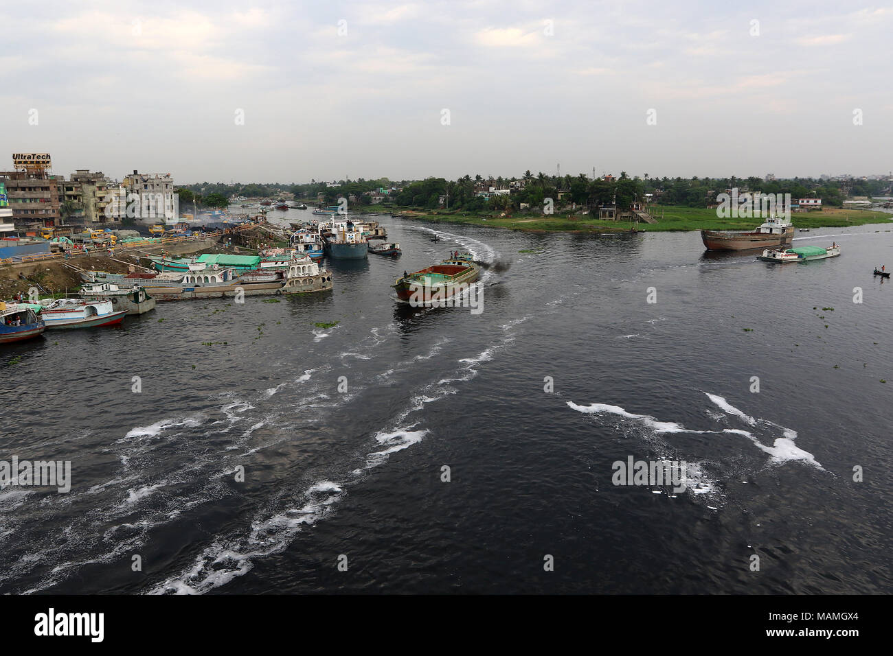 DHAKA-2018. Boats on the polluted turag River in Dhaka Stock Photo - Alamy