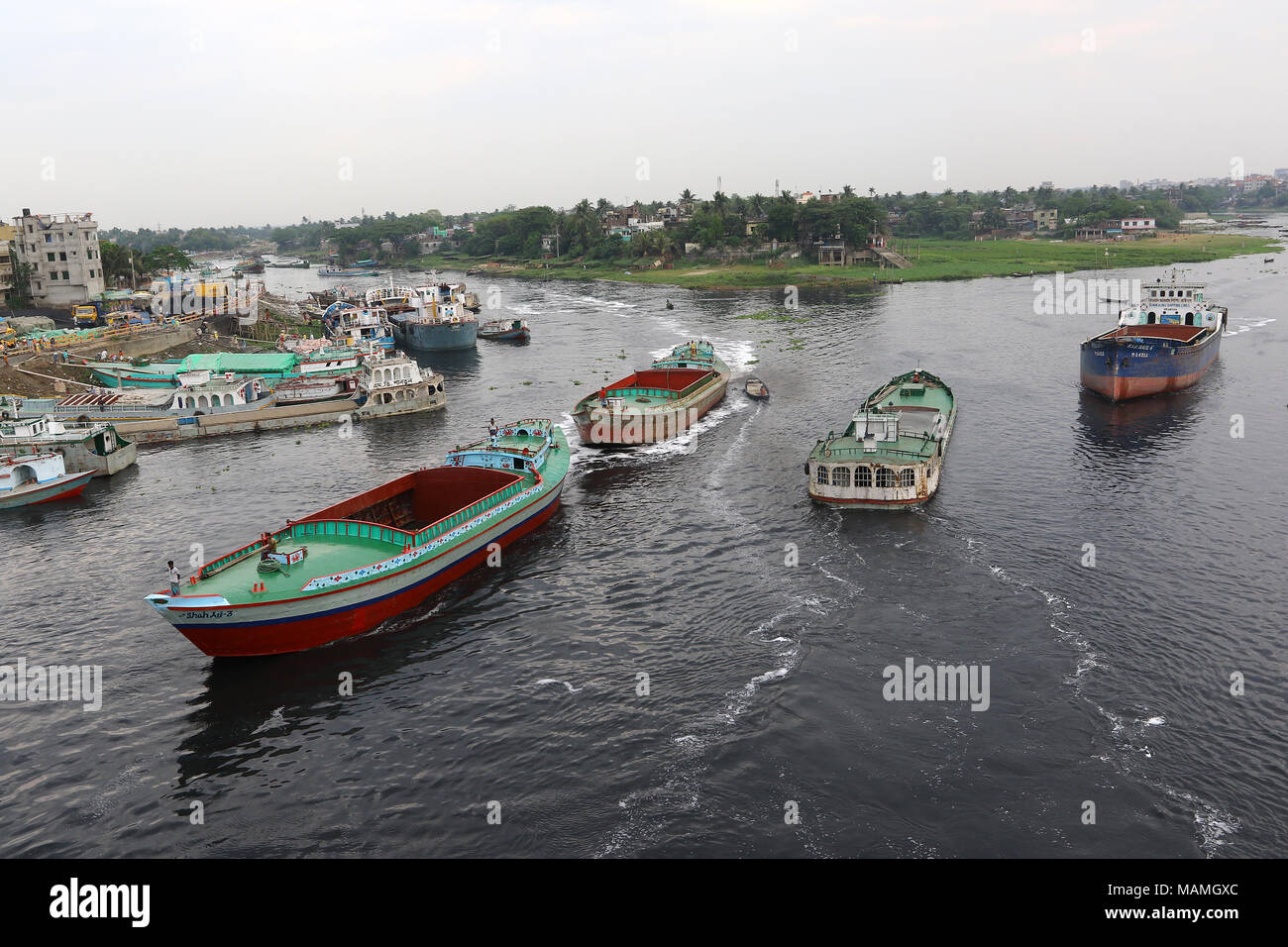 DHAKA-2018. Boats on the polluted turag River in Dhaka Stock Photo - Alamy