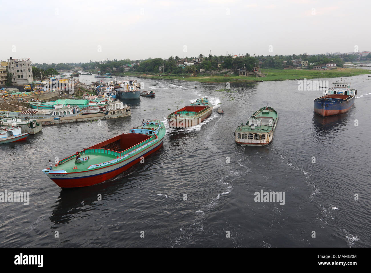 DHAKA-2018. Boats on the polluted turag River in Dhaka Stock Photo - Alamy