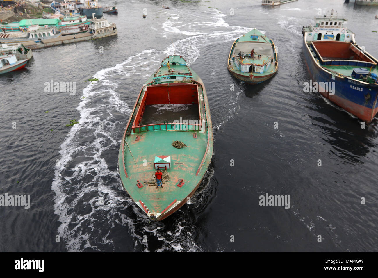 DHAKA-2018. Boats on the polluted turag River in Dhaka Stock Photo - Alamy