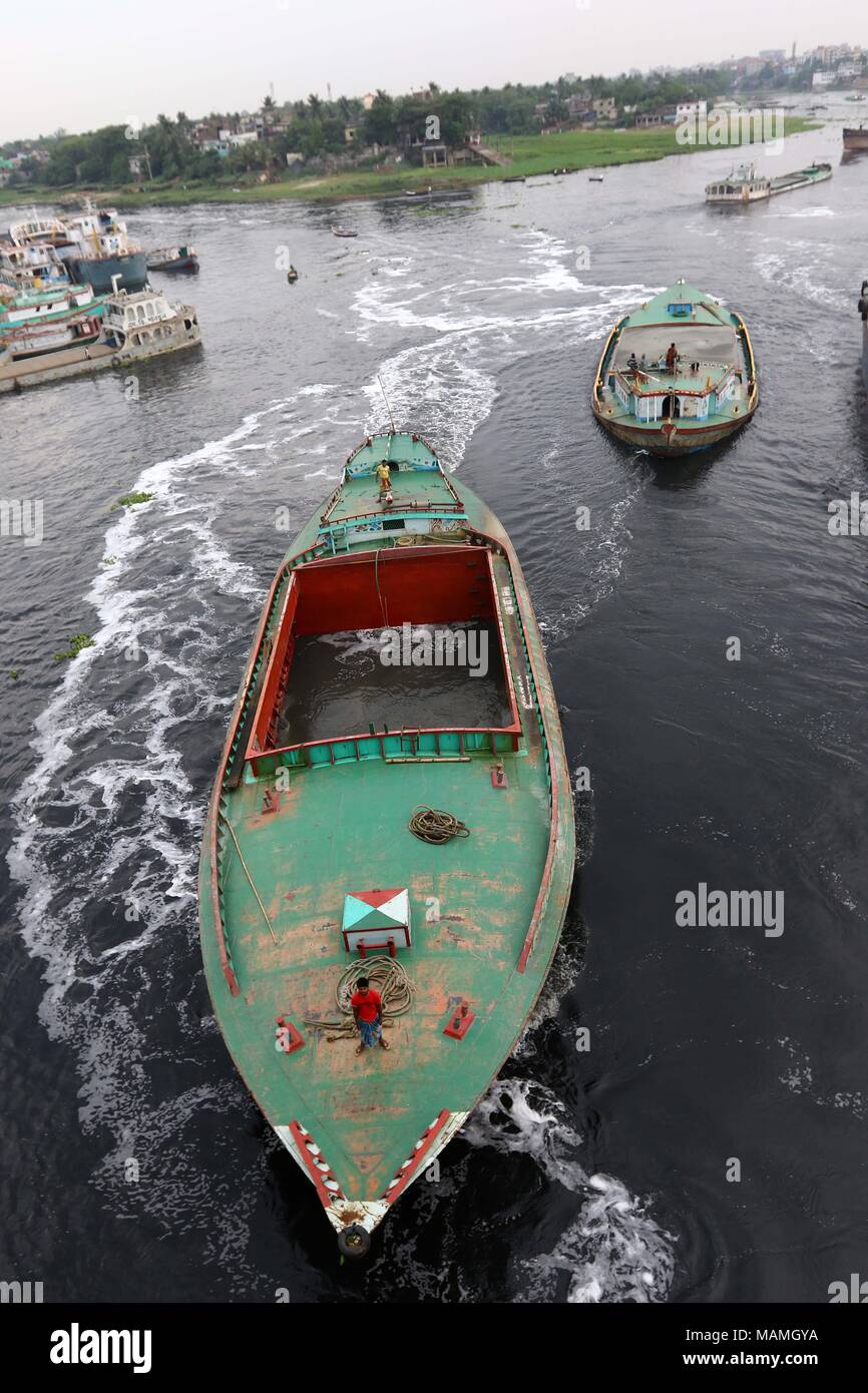 DHAKA-2018. Boats on the polluted turag River in Dhaka Stock Photo - Alamy