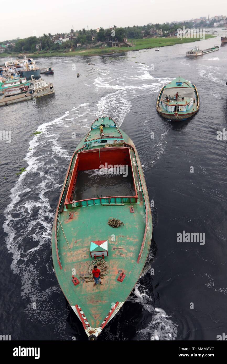 DHAKA-2018. Boats on the polluted turag River in Dhaka Stock Photo - Alamy