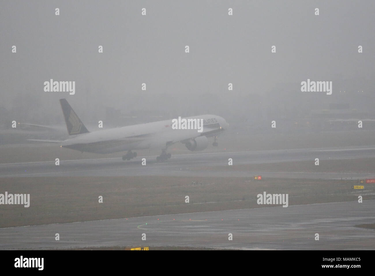 Aeroplanes lands in dense fog at London Heathrow Terminal 5 Featuring ...