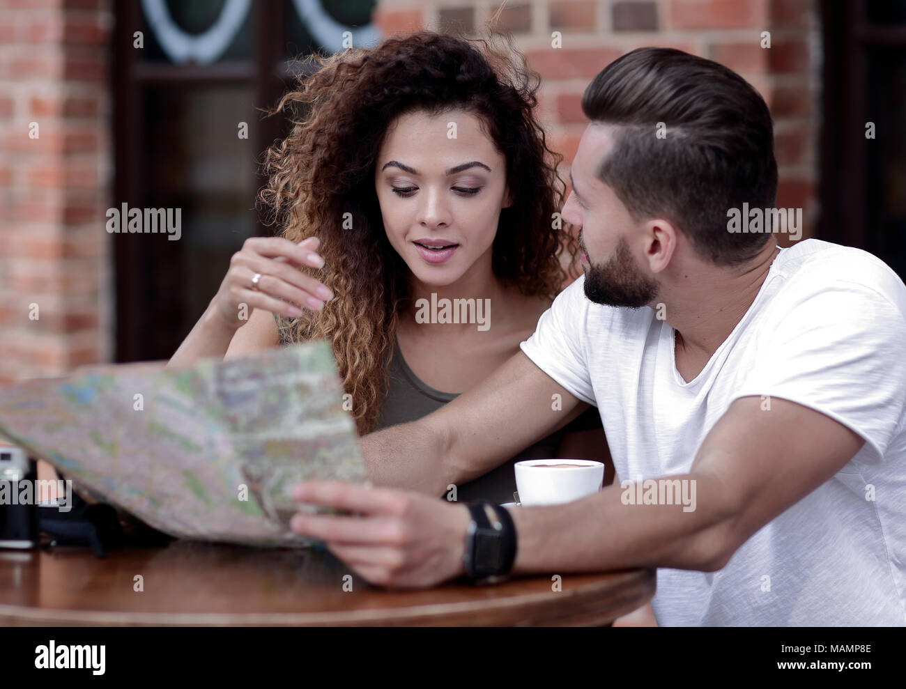 A picture of tourists looking at map in a cafe Stock Photo - Alamy