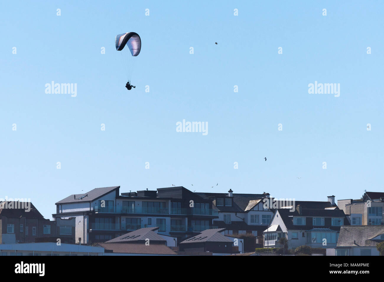Flying low over houses hi-res stock photography and images - Alamy