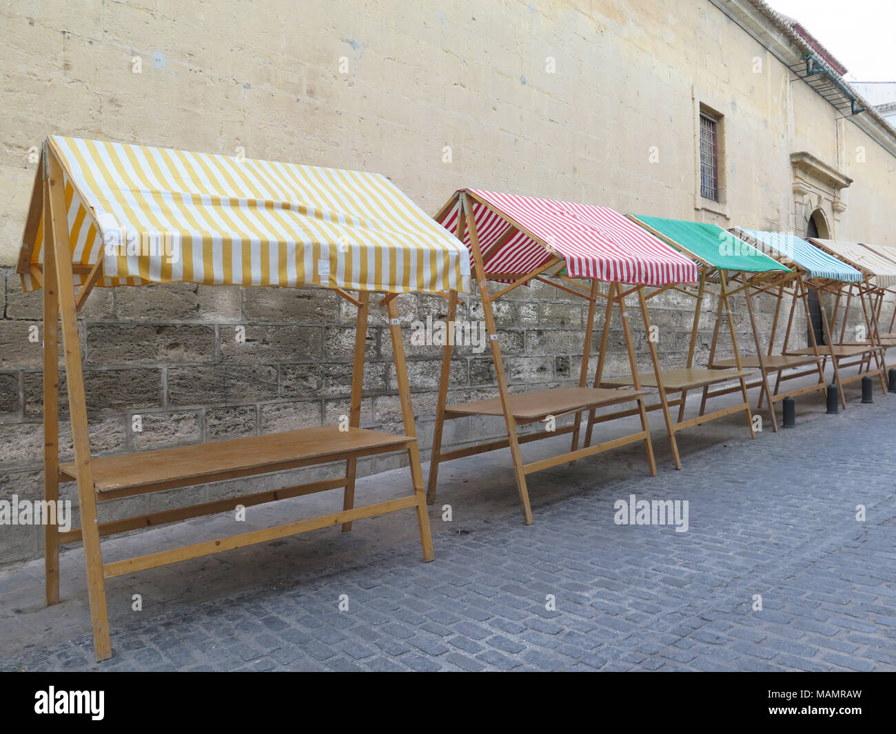 Colourful market stalls hi-res stock photography and images - Alamy