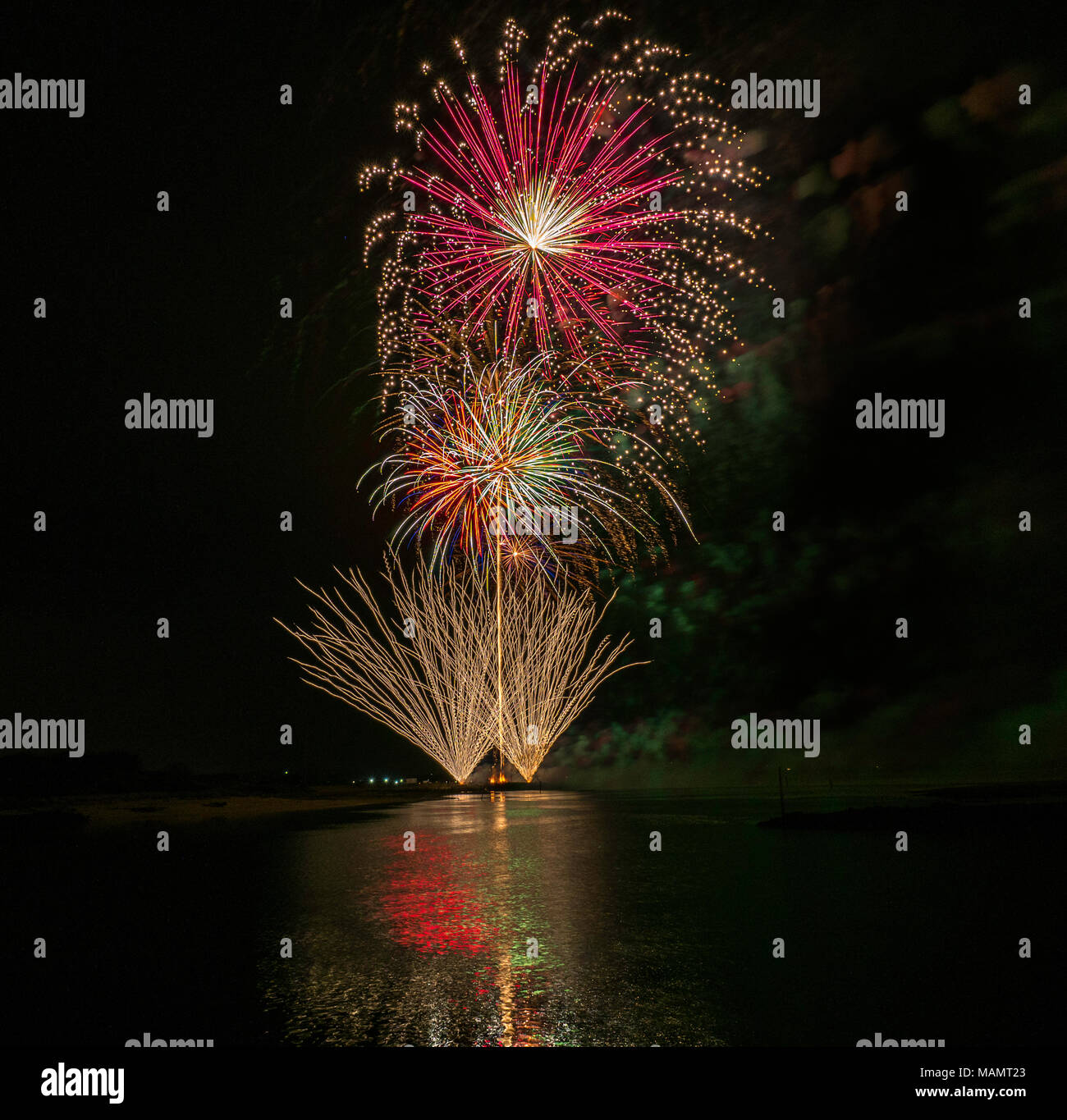 Crackle of fireworks hi-res stock photography and images - Alamy