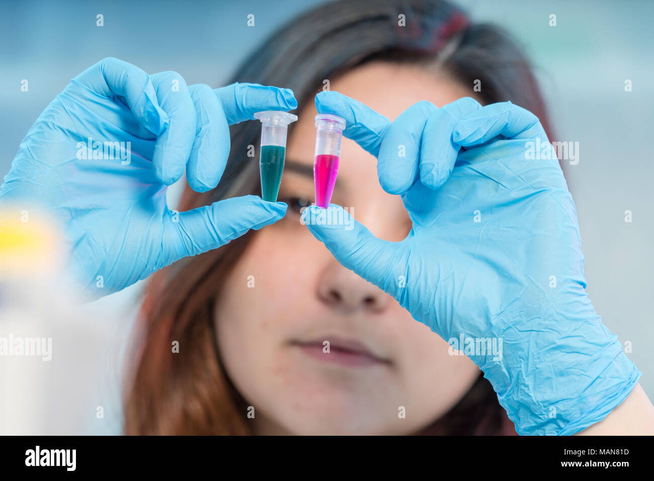 Medical technician test tubes hi-res stock photography and images - Alamy
