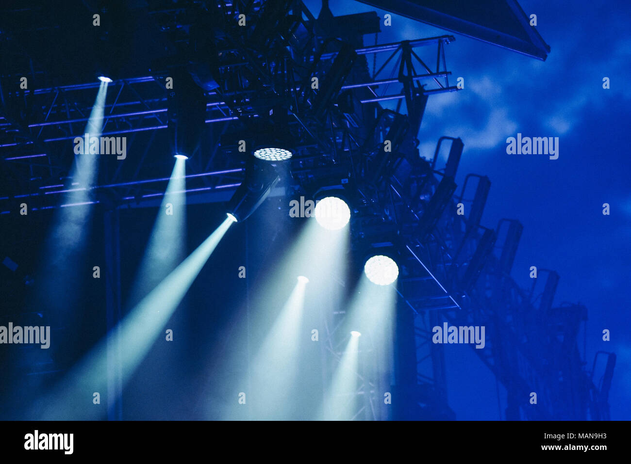 Stage lights at a live music concert Stock Photo - Alamy